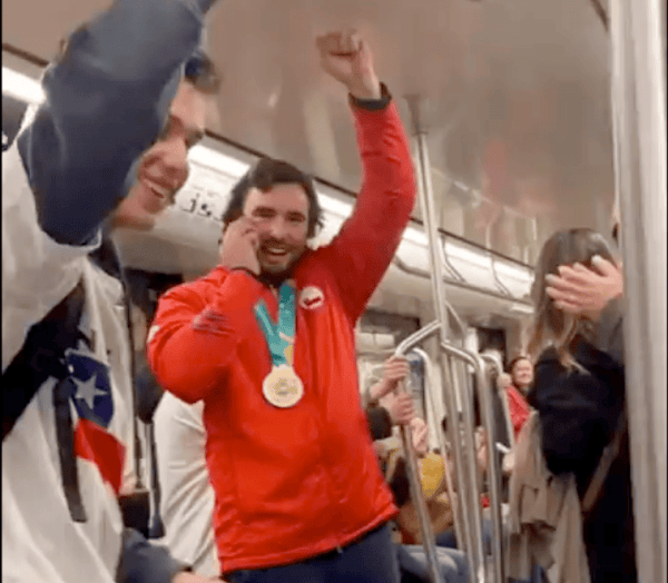 El lindo momento donde el campeón de oro Lucas Nervi volvió en Metro a ...