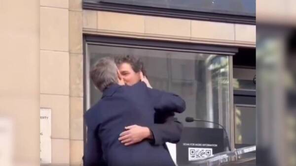 Desde otro ángulo el cariñoso saludo de Pedro Pascal y William Defoe te ...