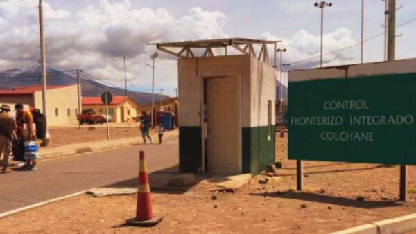 Militares dispararon a camión que intentó pasar con 17 migrantes ...