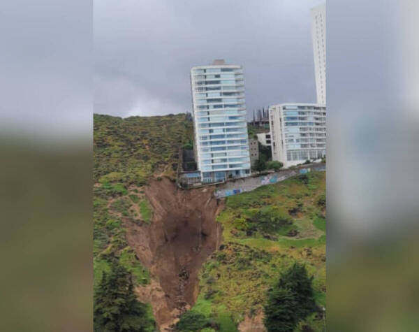 Socavón gigante deja colgando edificio construido en las dunas de Concón