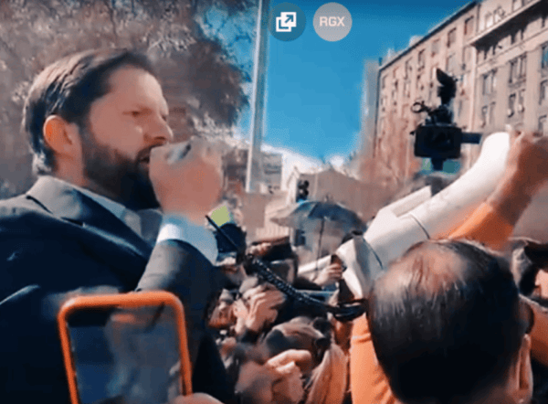 Boric se salta protocolo de seguridad, agarra un megáfono y se mete a ...